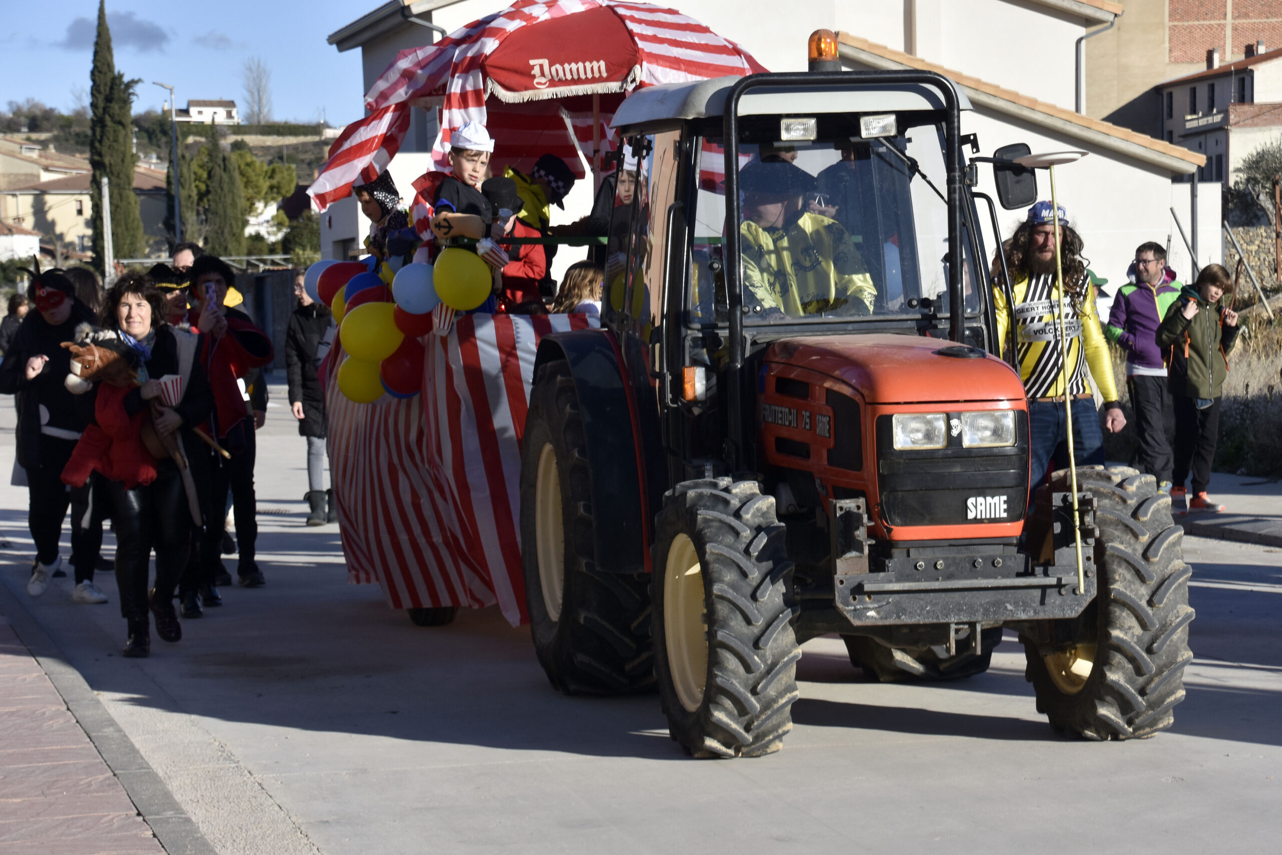 Vall-de-roures viu un carnaval molt participatiu i divertit ...